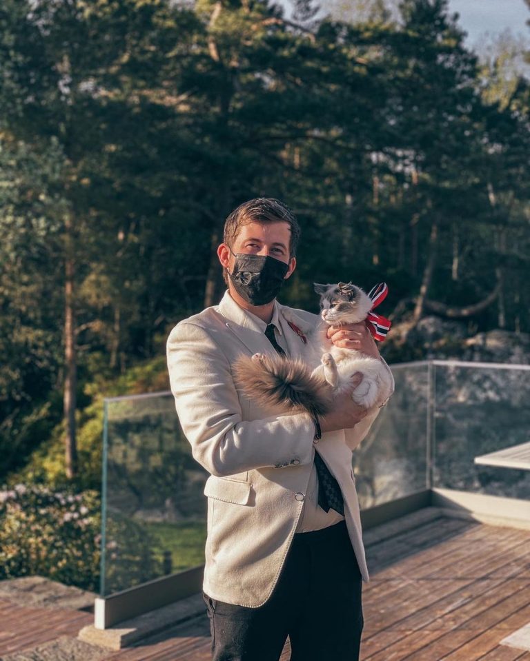 Alan Walker โพสต์ภาพคู่เจ้าเหมียวสุดที่รัก ชาวเน็ตเมนต์กันใหญ่ แต่ “ทรง ...