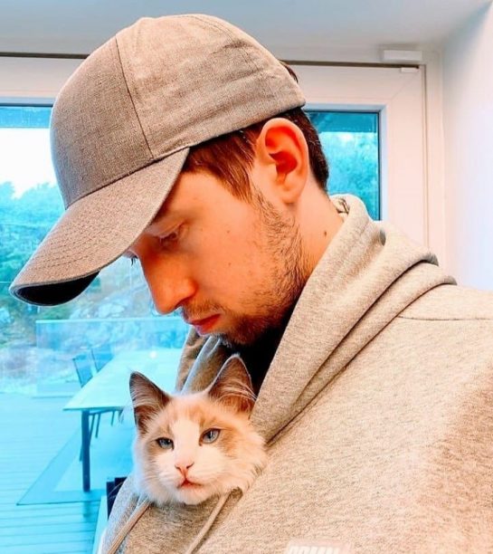 Alan Walker โพสต์ภาพคู่เจ้าเหมียวสุดที่รัก ชาวเน็ตเมนต์กันใหญ่ แต่ “ทรง ...