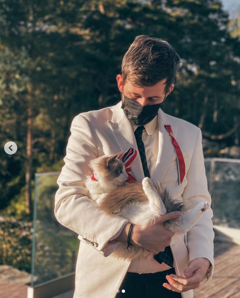 Alan Walker โพสต์ภาพคู่เจ้าเหมียวสุดที่รัก ชาวเน็ตเมนต์กันใหญ่ แต่ “ทรง ...