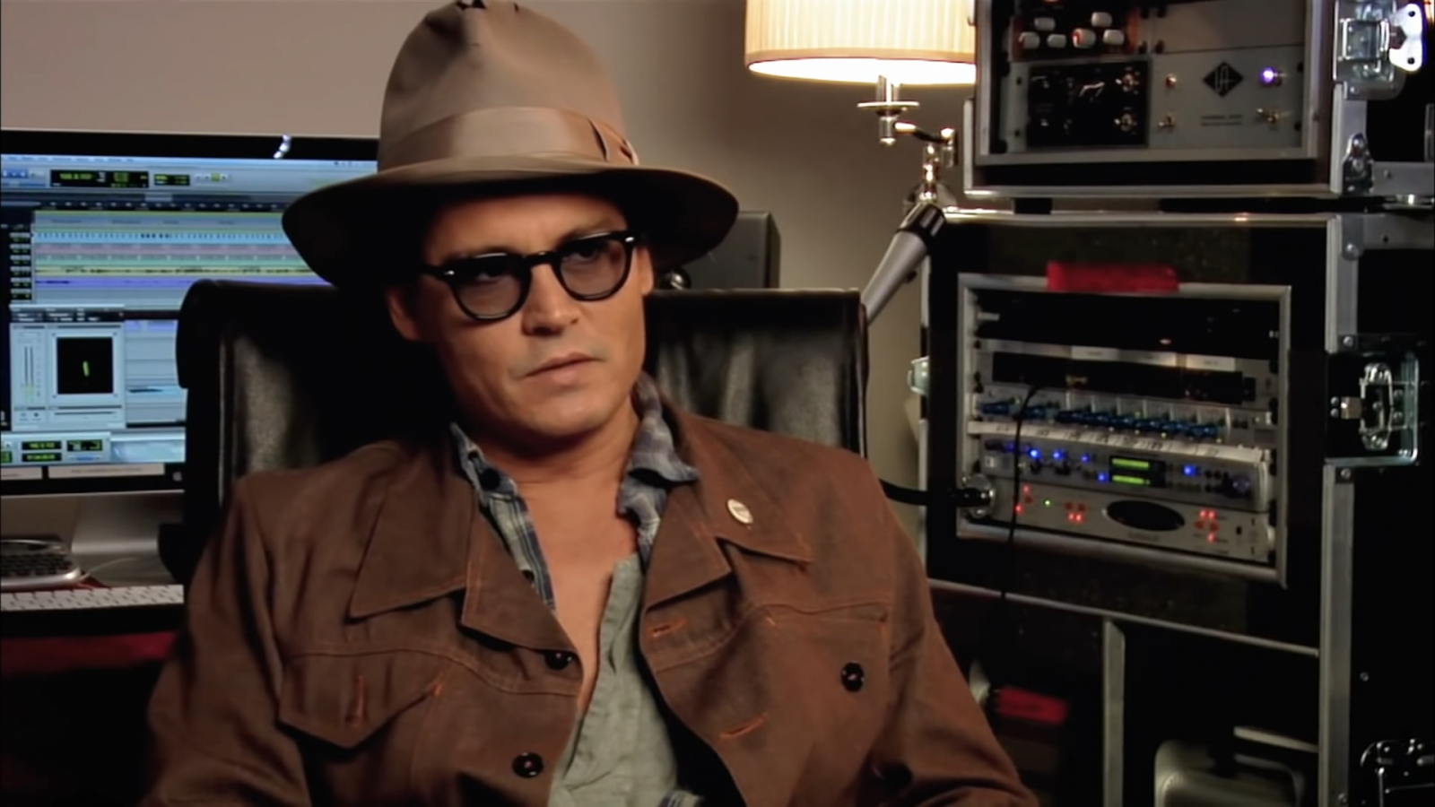 ทำความรู้จัก ‘Radioman’ ชายไร้บ้านผู้ชอบปรากฏตัวตามกองถ่าย สู่นักแสดง ...