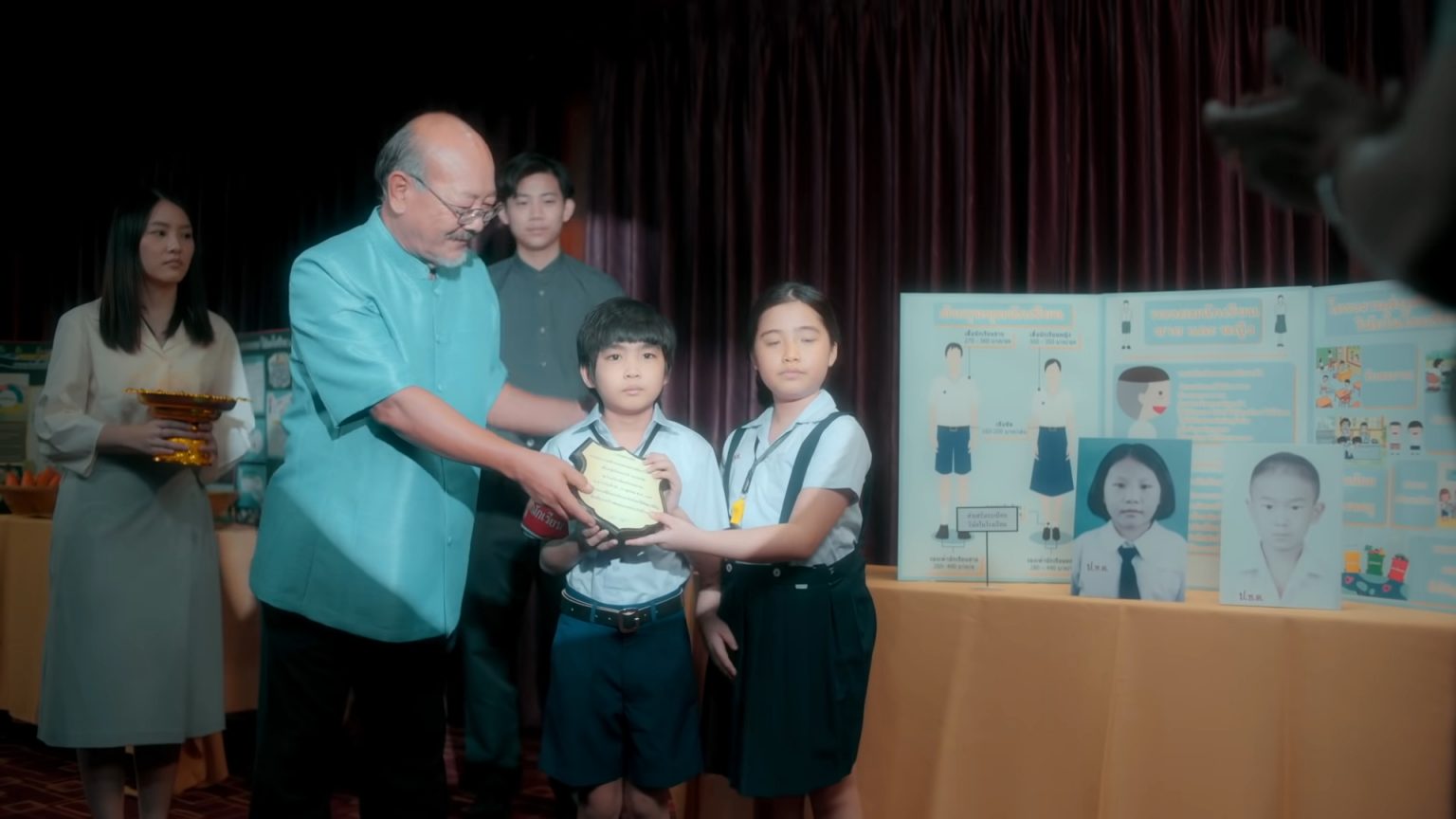 ชวนชมดีเทลสุดขยี้ใน MV “อีกไม่นาน นานแค่ไหน” ที่แอบสะท้อนถึงเรื่องราวในประเทศไทย – CatDumb – แค ...