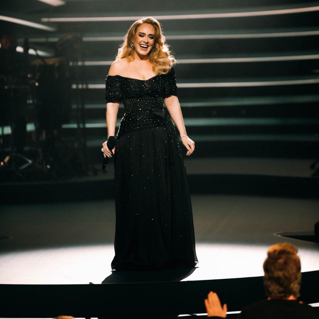 ครูวัยเด็กโผล่เซอร์ไพรส์ Adele กลางคอนเสิร์ต ทำเจ้าตัวร้องไห้จนต้องขอพักไปเติมเมคอัพ – CatDumb ...