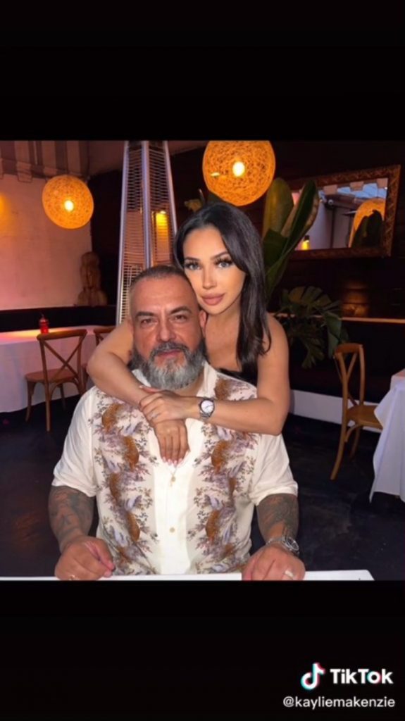 ภรรยาวัย 22 อวดสามีวัย 69 ซื้อรถราคานับล้าน เป็นของขวัญที่เธอตั้งครรภ์-แพ้ท้อง เพื่อลูกของเขา ...