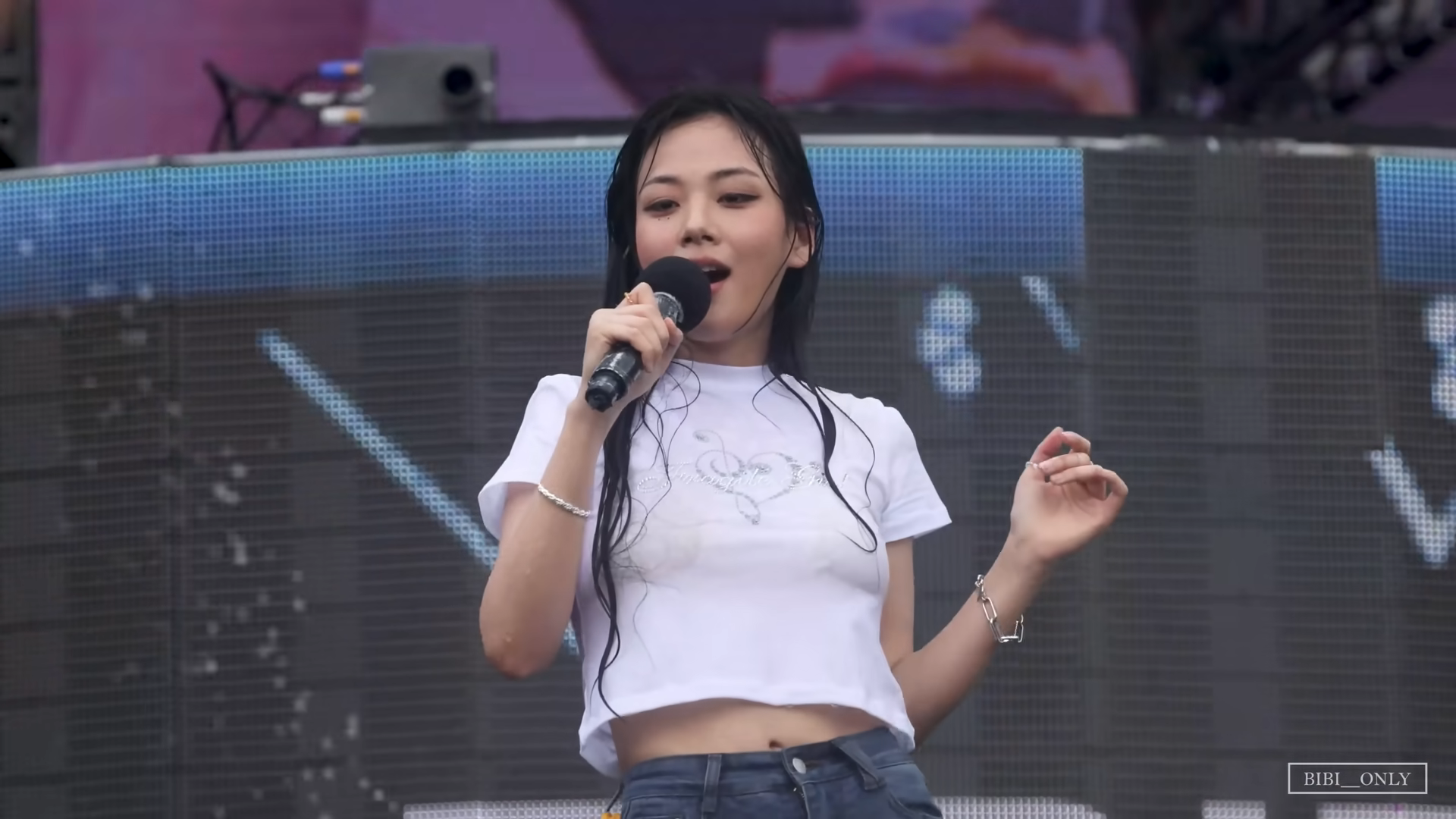 BIBI ถอดเสื้อโชว์กลางเวที Waterbomb แต่สายบิกินีไม่เป็นใจ ทำคนดูเกือบ ...