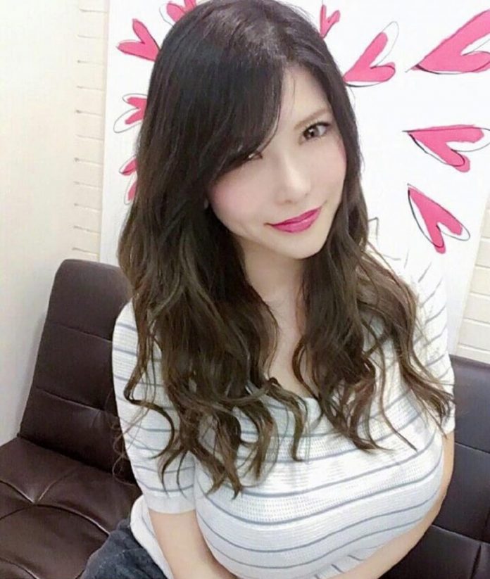 คุณแม่ Anri Okita เผย ‘ไซซ์เปลี่ยนอีกแล้ว’ ถามแฟนๆ อยากให้ประมูลชุดชั้น ...