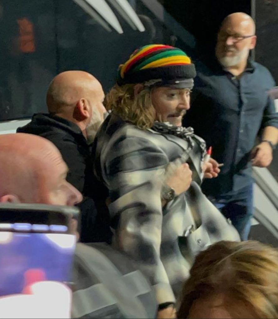 แฟนคลับร่วมร้องเพลงแฮปปี้เบิร์ดเดย์ Johnny Depp ป๋าทักทายไม่พัก จนการ์ดต้องอุ้มกลับ – CatDumb ...