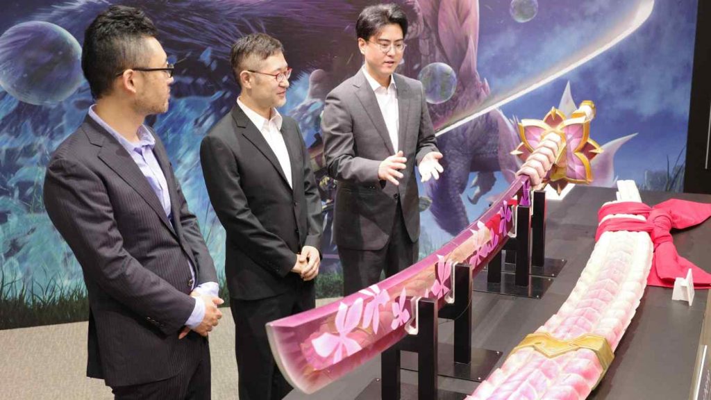 ยลโฉม “ดาบคาคารุ คุโม นากิ” จากเกม Monster Hunter ถูกตีขึ้นจริงๆ โดยช่างฝีมือญี่ปุ่น นี่คือ ...