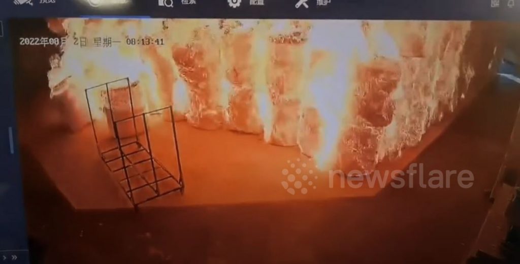 ความสงสัยเป็นเหตุ เผยคลิปคนงานจีนจุดไฟเผาโฟมบับเบิ้ล ไหม้ทั่วโกดังอย่างรวดเร็ว – CatDumb – แคทด ...