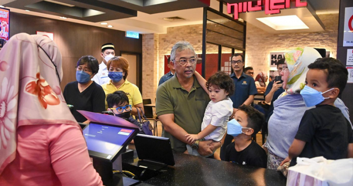 กษัตริย์มาเลเซียและครอบครัว เข้าแถวซื้อ KFC-พบปะประชาชน ทักทายแบบกันเอ๊งกันเอง – CatDumb – แคทด ...