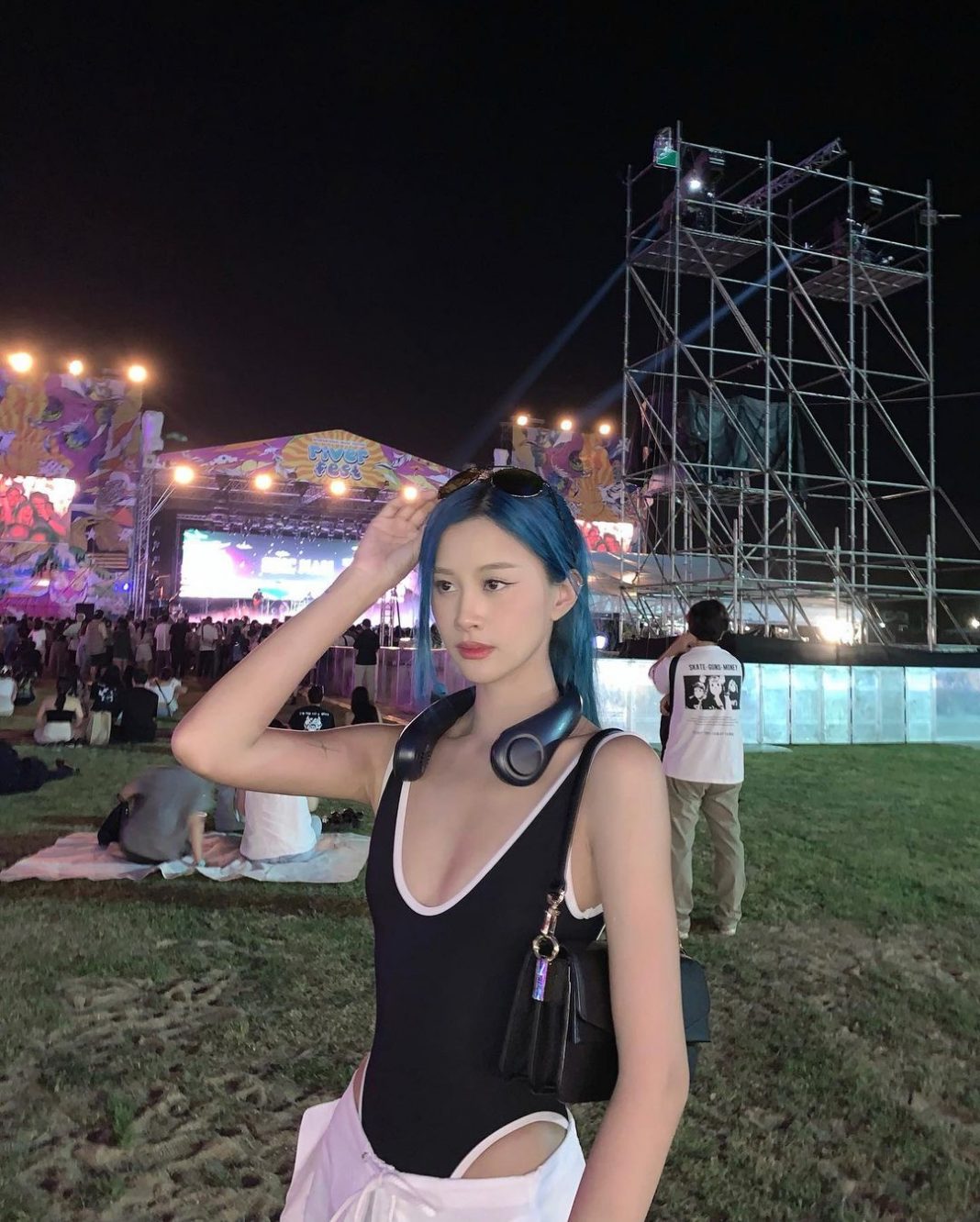 แนะนำศิลปินสาวผมฟ้า Fyeqoodgurl อดีตสมาชิกวง BNK48 คัฟเวอร์เพลง Hype Boy จนยอดวิวทะลุล้าน ...