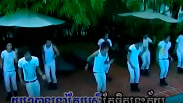 MV เพลง My Super Girl เวอร์ชันแปลงเขมร เต้นริมสระ อยู่ ๆ กลับมาไวรัลอีกครั้ง เพราะอะไรนะ ...