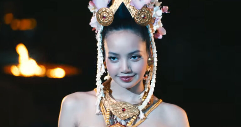 เวลคัมทูไทยแล๊นนน ตัวอย่างใหม่ The White Lotus 3 กับภาพน้องมุก (ลิซ่า) ในชุดไทย – CatDumb – แคทด ...